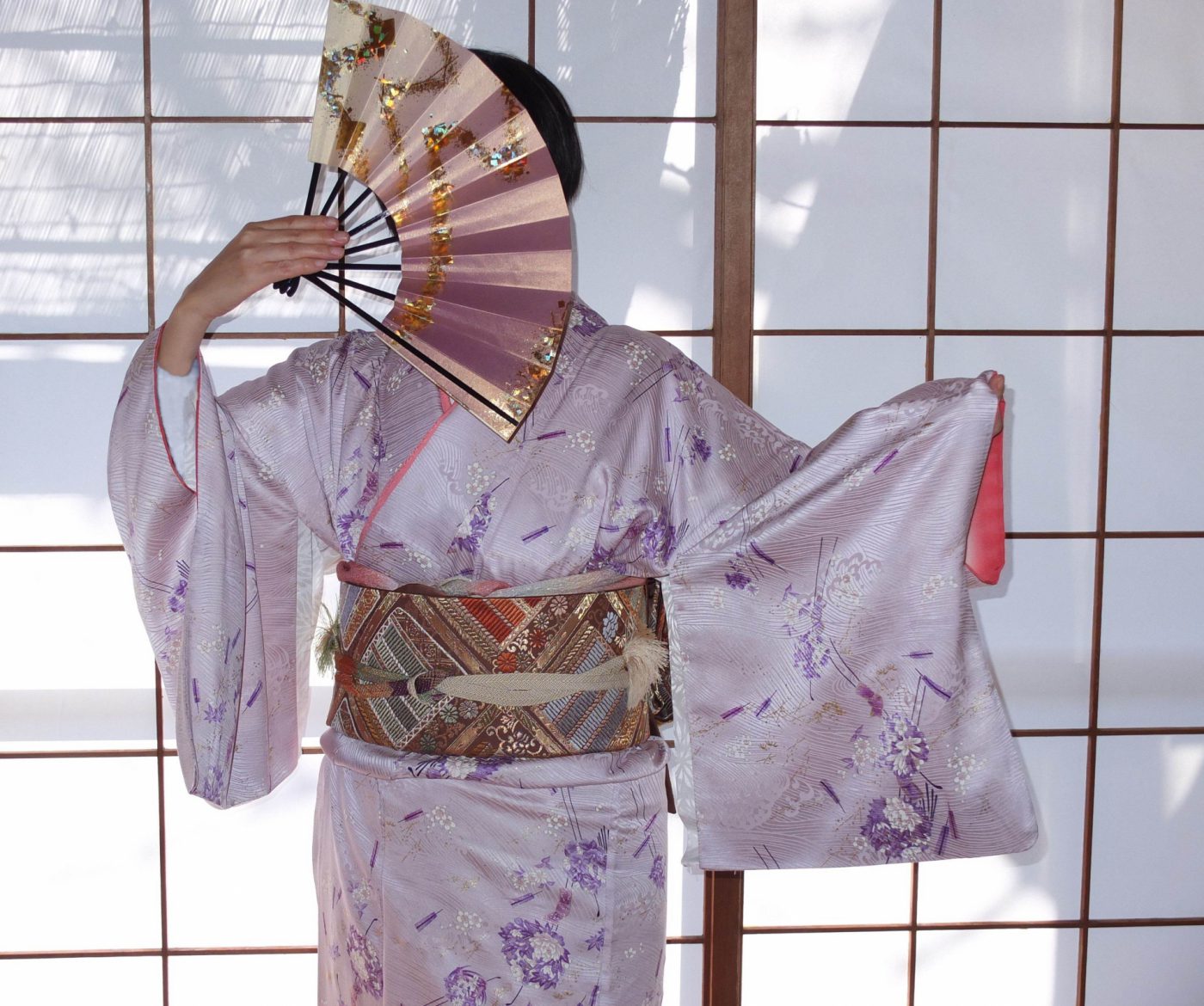 How to Use your Japanese Folding Fan the Right Way - Kokoro Media